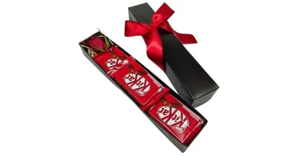 Mimo na Caixa "Preta" com 1 Rosa + 3 Chocolate Kit Kat